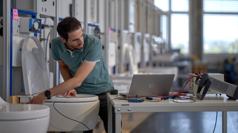 In the mechatronics lab | Geberit Group